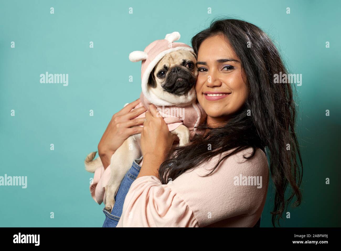 Mops mit zähnen -Fotos und -Bildmaterial in hoher Auflösung – Alamy