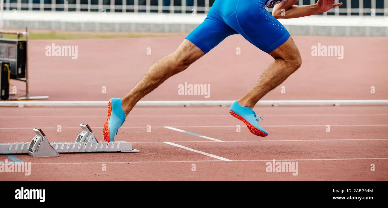 Sprint start feet -Fotos und -Bildmaterial in hoher Auflösung – Alamy