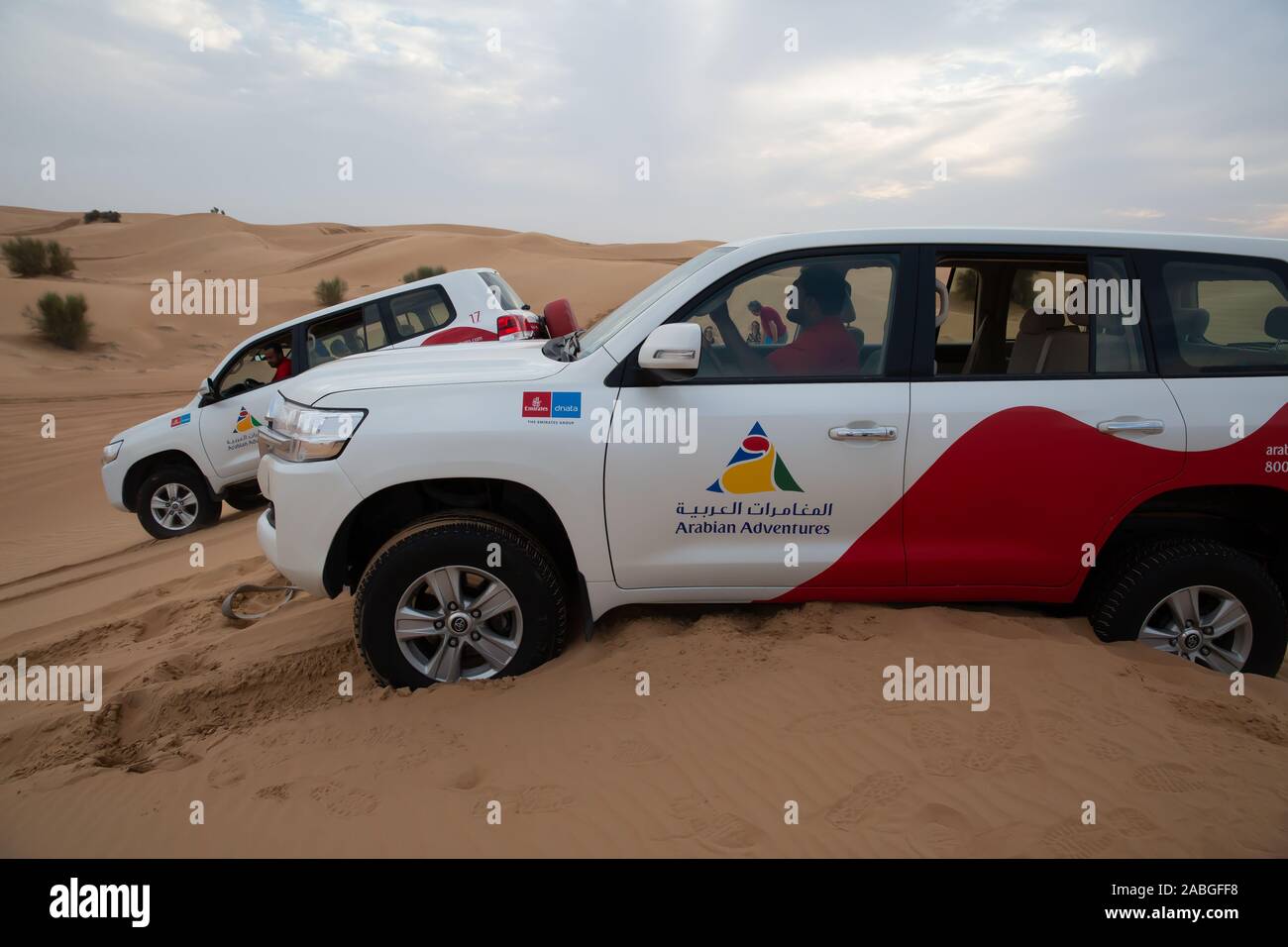 Ein 4X4 Land Cruiser hilft das Abschleppen eines anderen Land Cruiser ... Ein 4X4 Land Cruiser hilft das Abschleppen eines anderen Land Cruiser ...