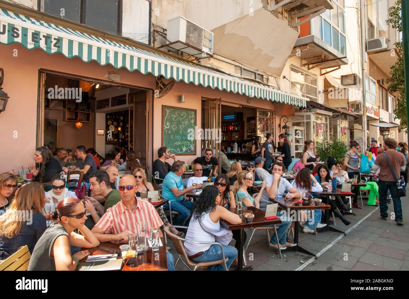 Busy street cafe -Fotos und -Bildmaterial in hoher Auflösung – Alamy