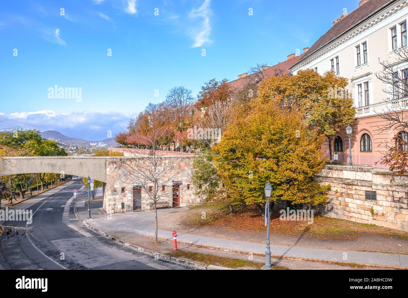 Budapest, Ungarn - Nov 6, 2019: Mitten in der historischen Altstadt der ...