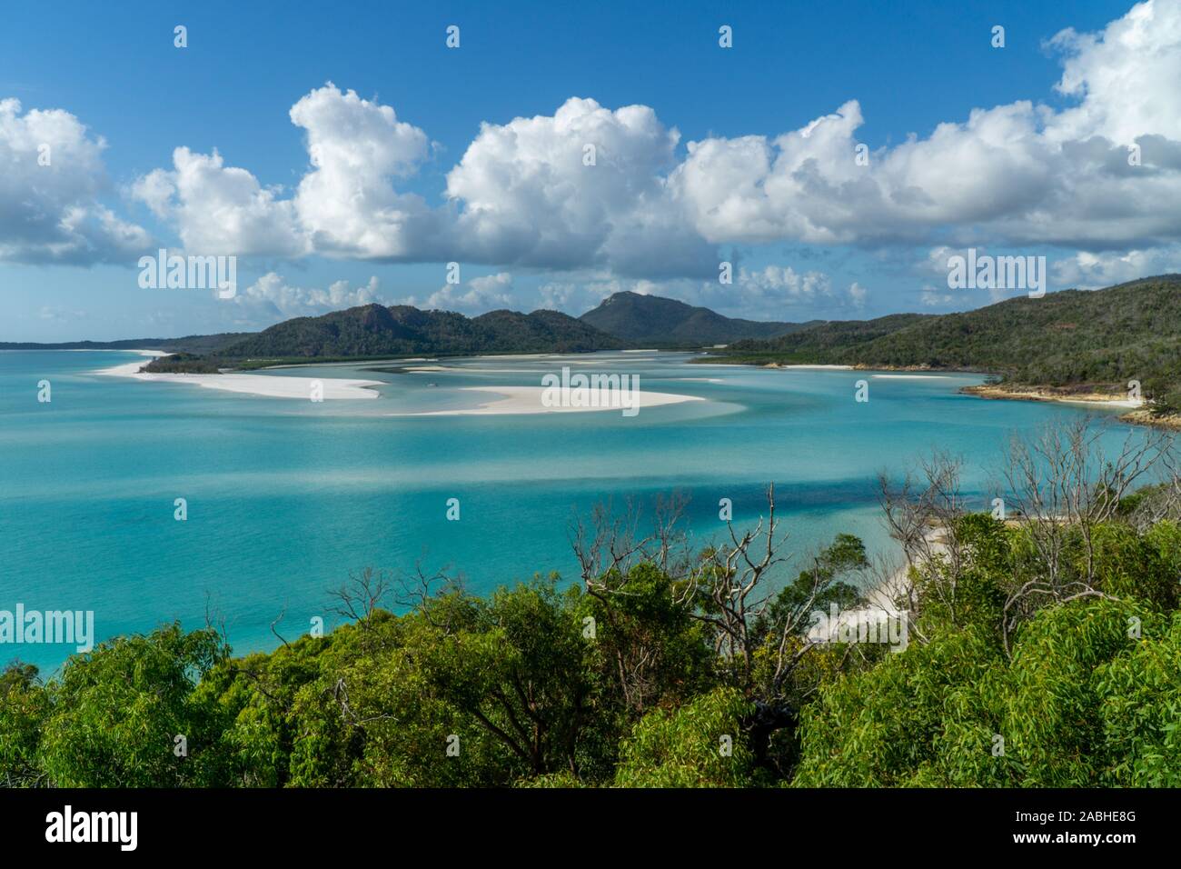 Der weisse Strand der Whitsunday Inseln in Australien, die aus 99 ...