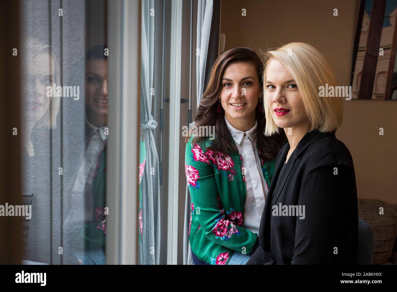Die Schwestern Laura Sophie Dornheim (blond) und Magdalena Rogl ...