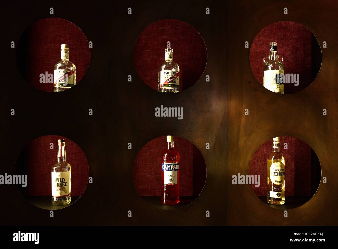 Liquor behind bar -Fotos und -Bildmaterial in hoher Auflösung – Alamy