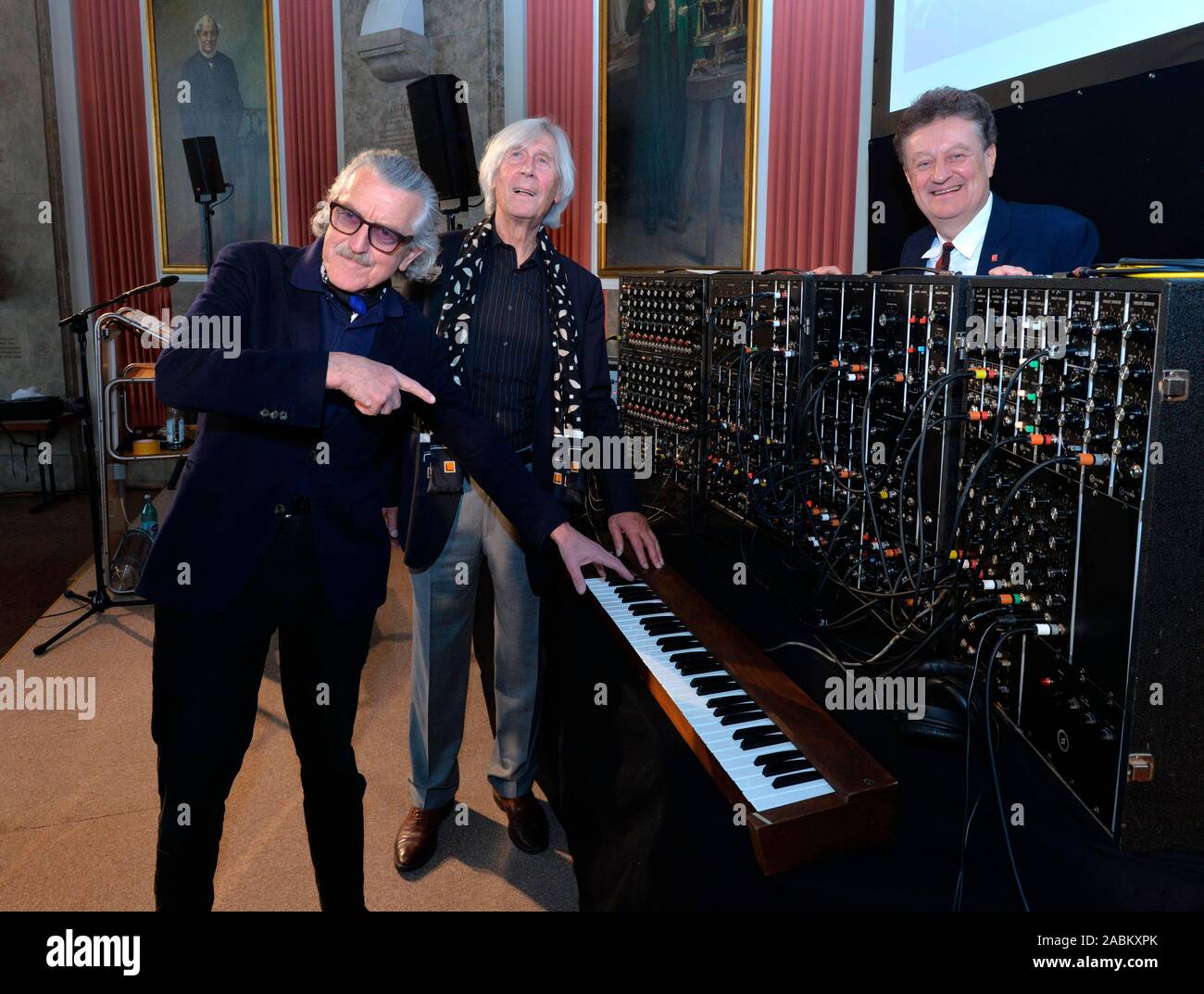 Der bekannte Komponist und Dirigent Eberhard Schöner (Mitte), die ...