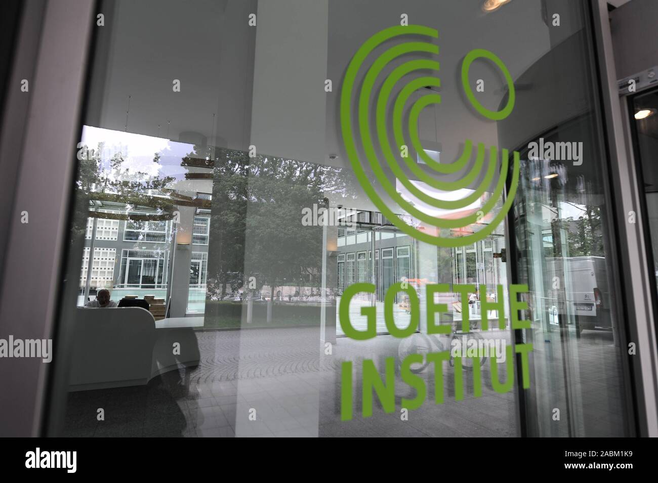 Das Symbol des Goethe-Instituts auf der neuen Zentrale am Oskar-von ...