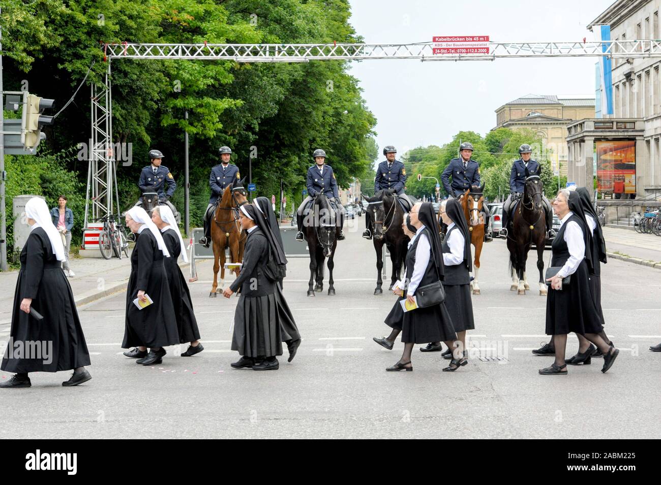 Die monstranz tragen -Fotos und -Bildmaterial in hoher Auflösung – Alamy