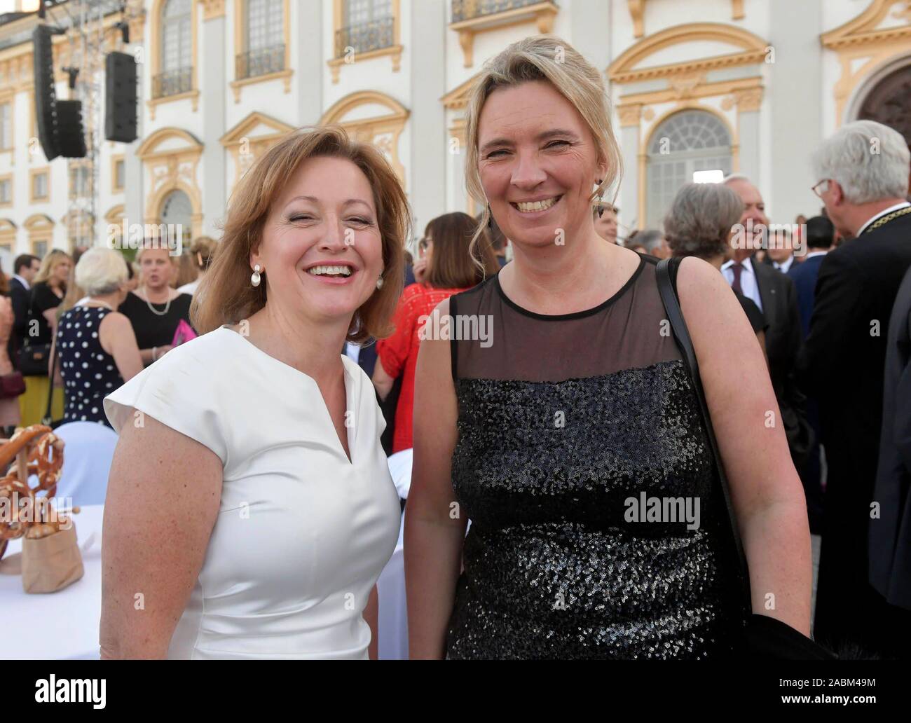 Festliche Gäste bei der festlichen Sommer Rezeption des Bayerischen ...