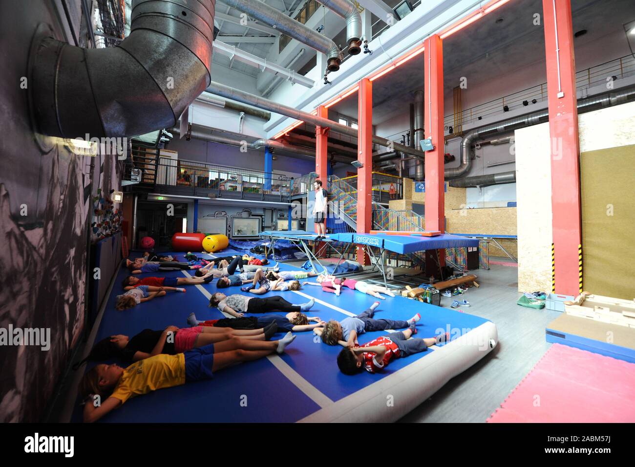 Turnende Kinder Stockfotos und -bilder Kaufen - Alamy