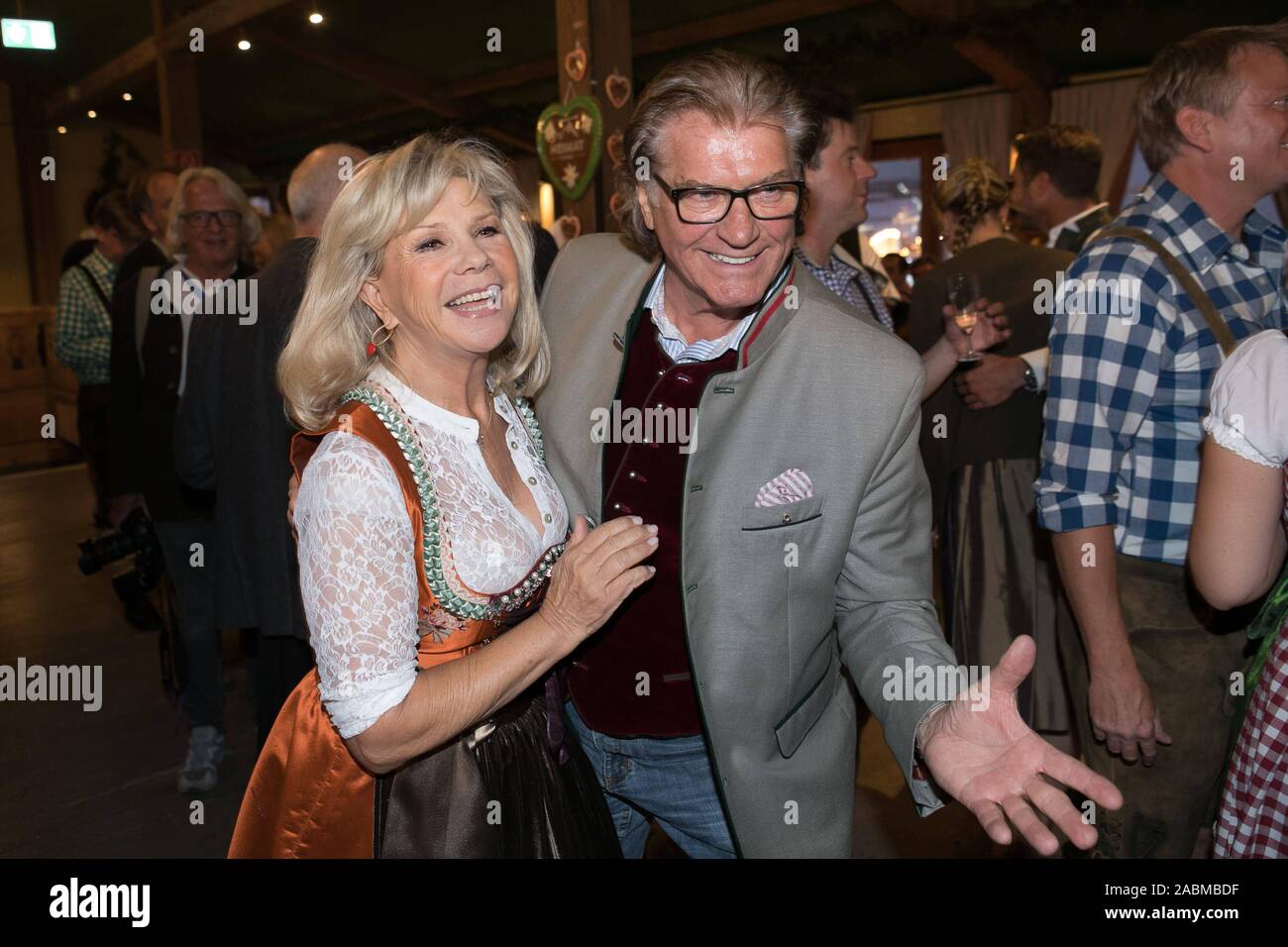 Die pop Sänger Marianne und Michael Hartl auf der Wiesn Feier der TV ...