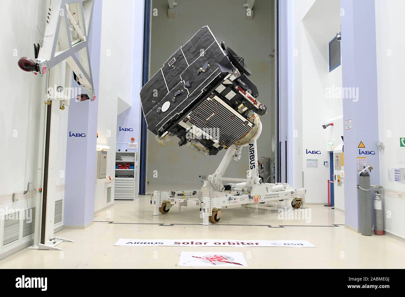 Die 'Solar Orbiter" raumsonde wird unter realen Bedingungen im Test ...