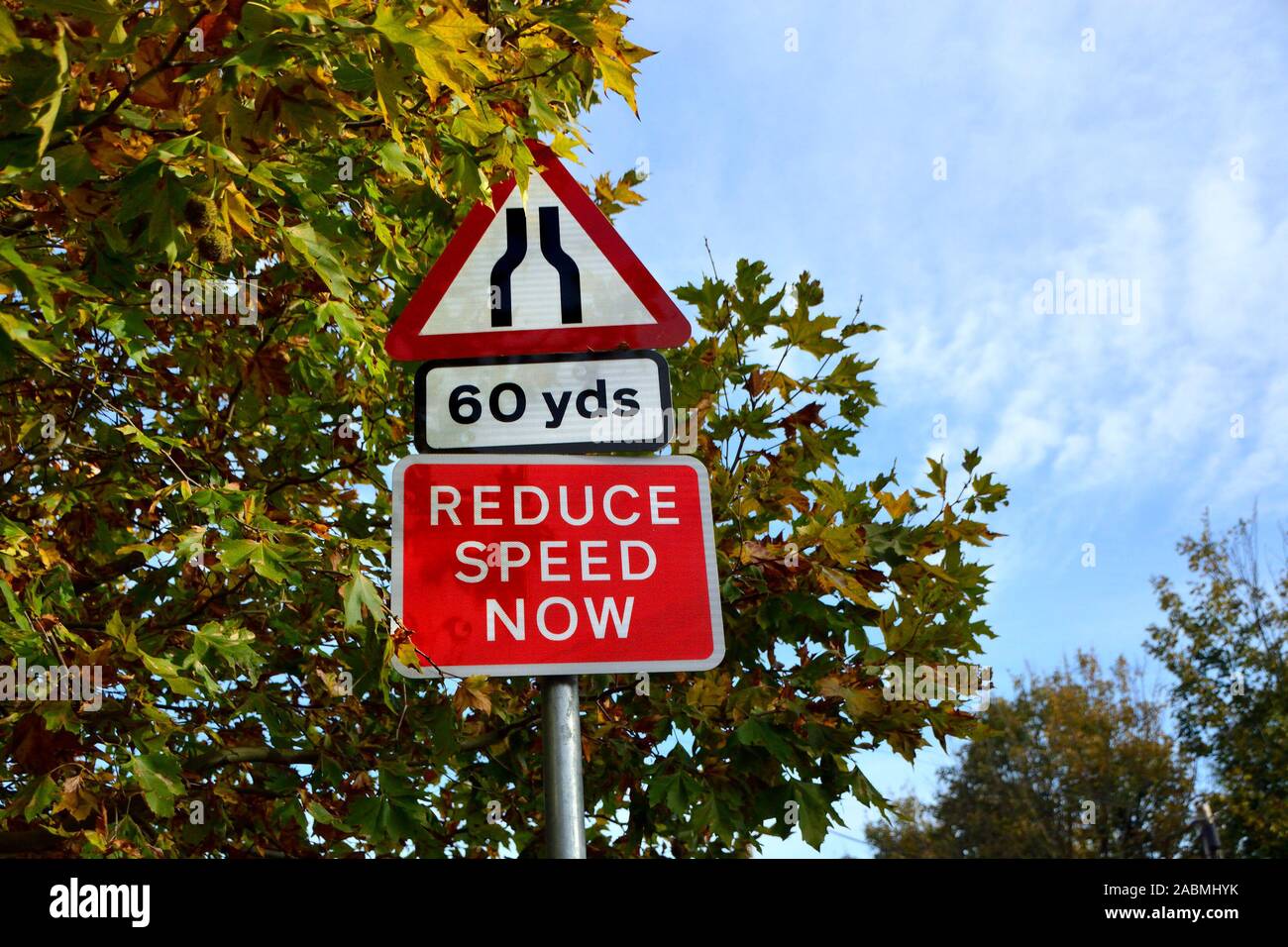 Geschwindigkeitszeichen reduzieren -Fotos und -Bildmaterial in hoher ...