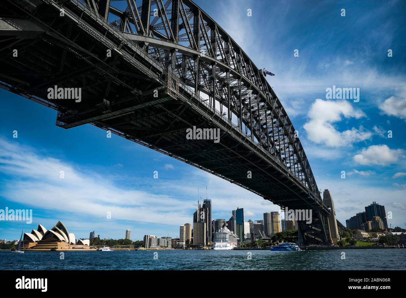 Opernhaus sydney harbour bridge -Fotos und -Bildmaterial in hoher ...