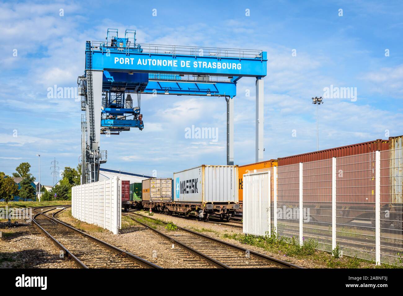 Container handling portalkran -Fotos und -Bildmaterial in hoher ...