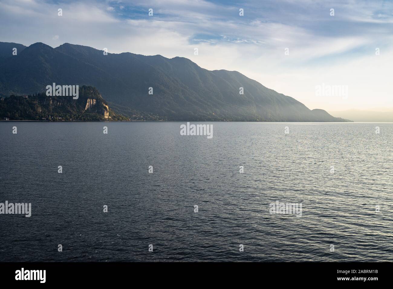 Luino und der lago maggiore -Fotos und -Bildmaterial in hoher Auflösung ...