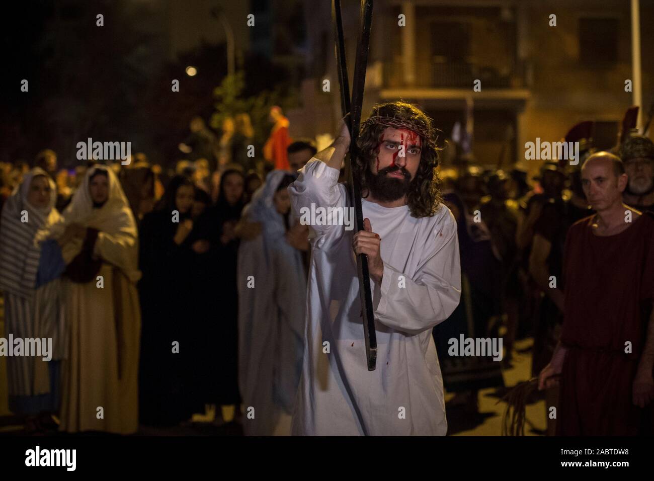 Frauen gekreuzigt werden -Fotos und -Bildmaterial in hoher Auflösung – Alamy