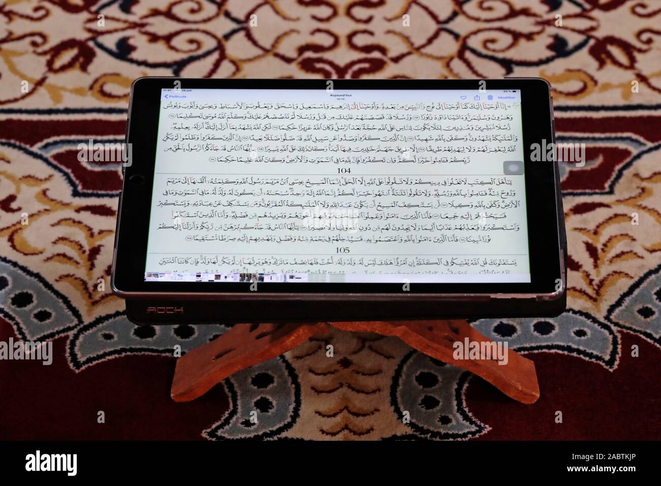 Elektronischer koran auf einem ipad -Fotos und -Bildmaterial in hoher ...