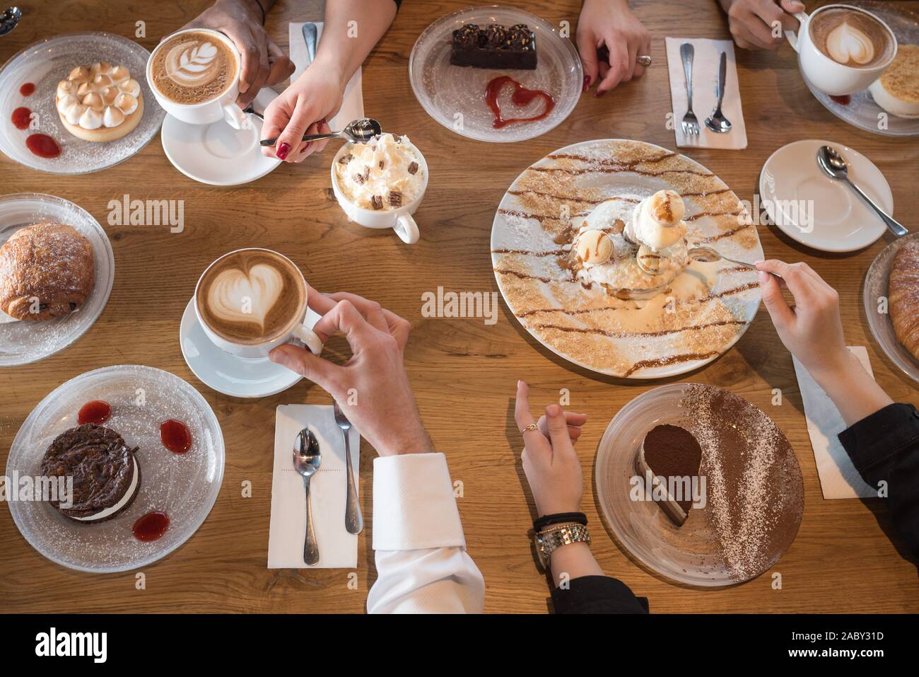 Freunde mit Desserts und Kaffee, bis zu schließen. Glückliches Paar ...