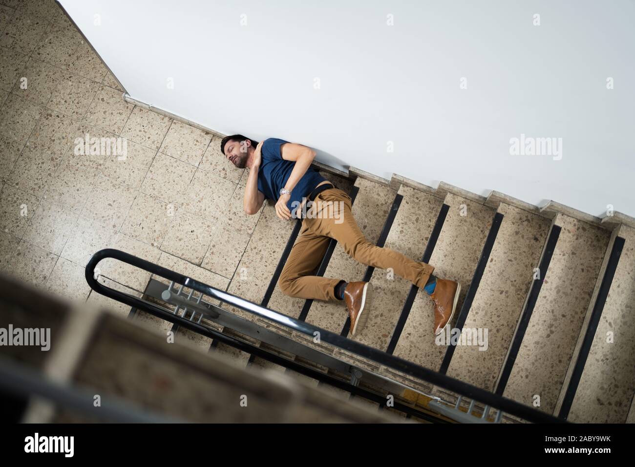 Unbewussten Mann liegen auf Treppe nach Ausrutschen und hinfallen ...