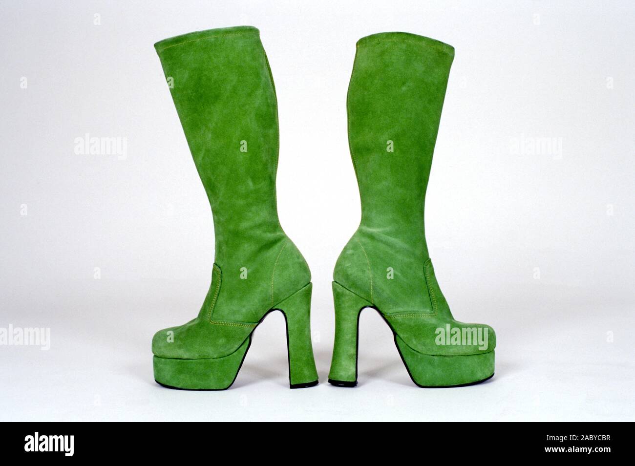 Kniehohe plateaustiefel -Fotos und -Bildmaterial in hoher Auflösung – Alamy