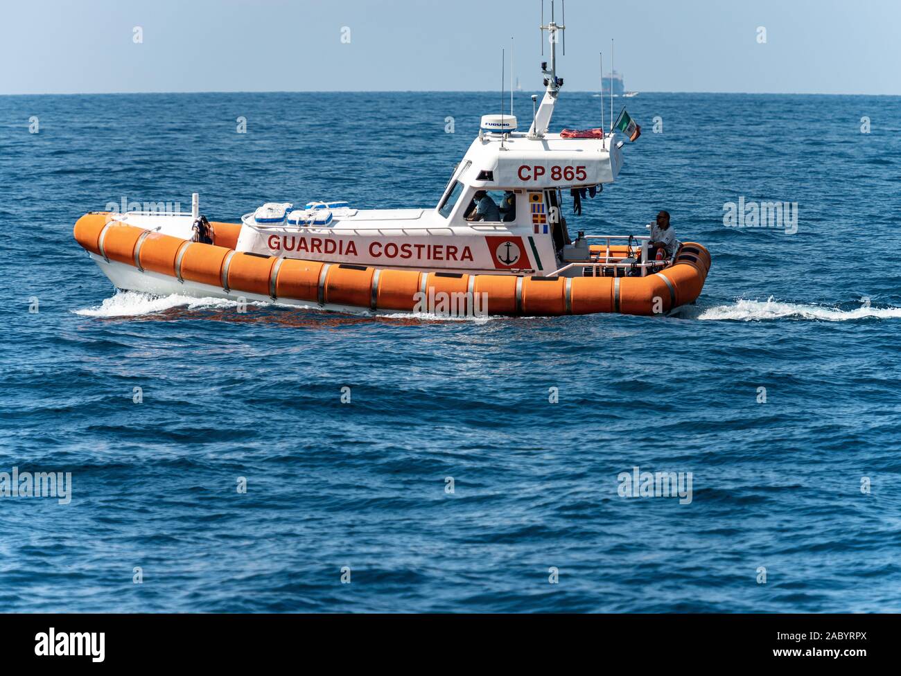 Eine italienische Coast Guard Patrol (Guardia Costiera) im Mittelmeer ...