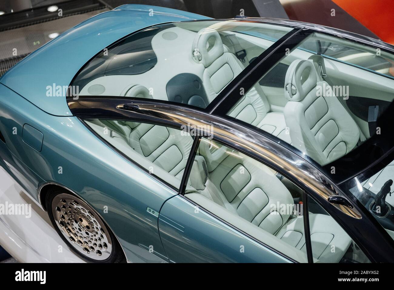 Blick von oben auf die Panoramaterrasse auf dem Dach und Kofferraum des ...