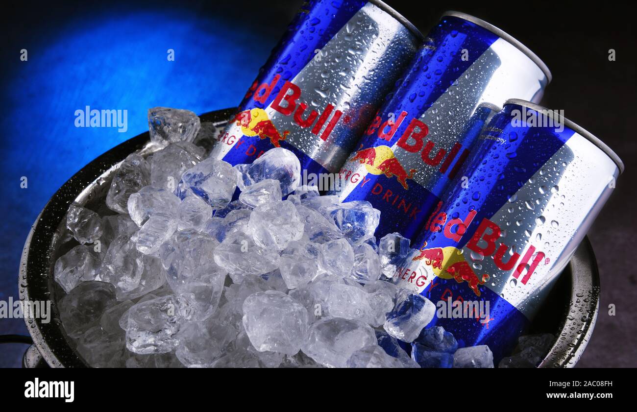 POZNAN, POL - 16.Oktober 2019: Dosen Red Bull, einem Energy-drink von ...