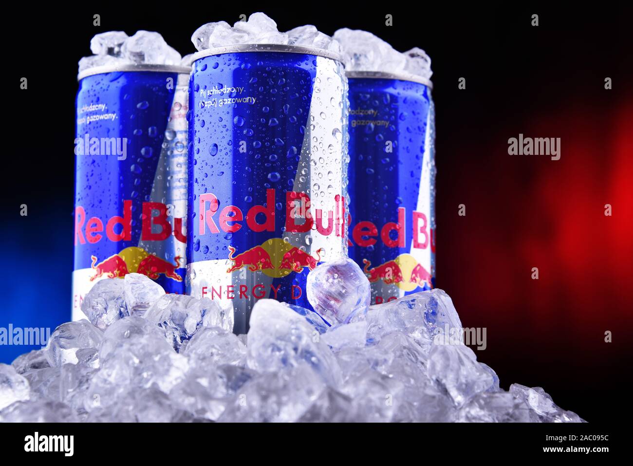 POZNAN, POL-Okt 23, 2019: Dosen Red Bull, einem Energy-drink von Red ...