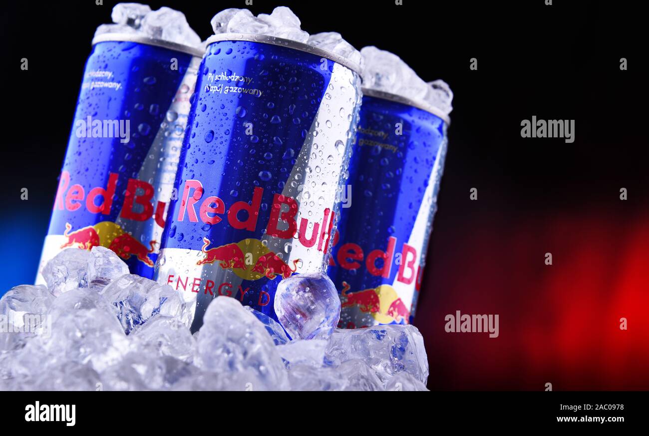 POZNAN, POL-Okt 23, 2019: Dosen Red Bull, einem Energy-drink von Red ...