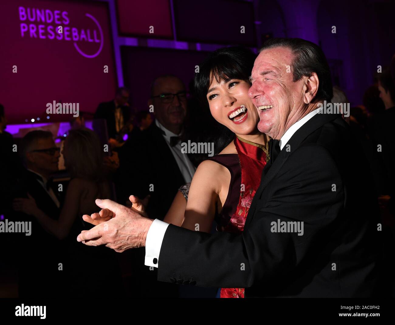 Berlin, Deutschland. 29 Nov, 2019. Der ehemalige Bundeskanzler Gerhard Schröder (SPD) und seine ...