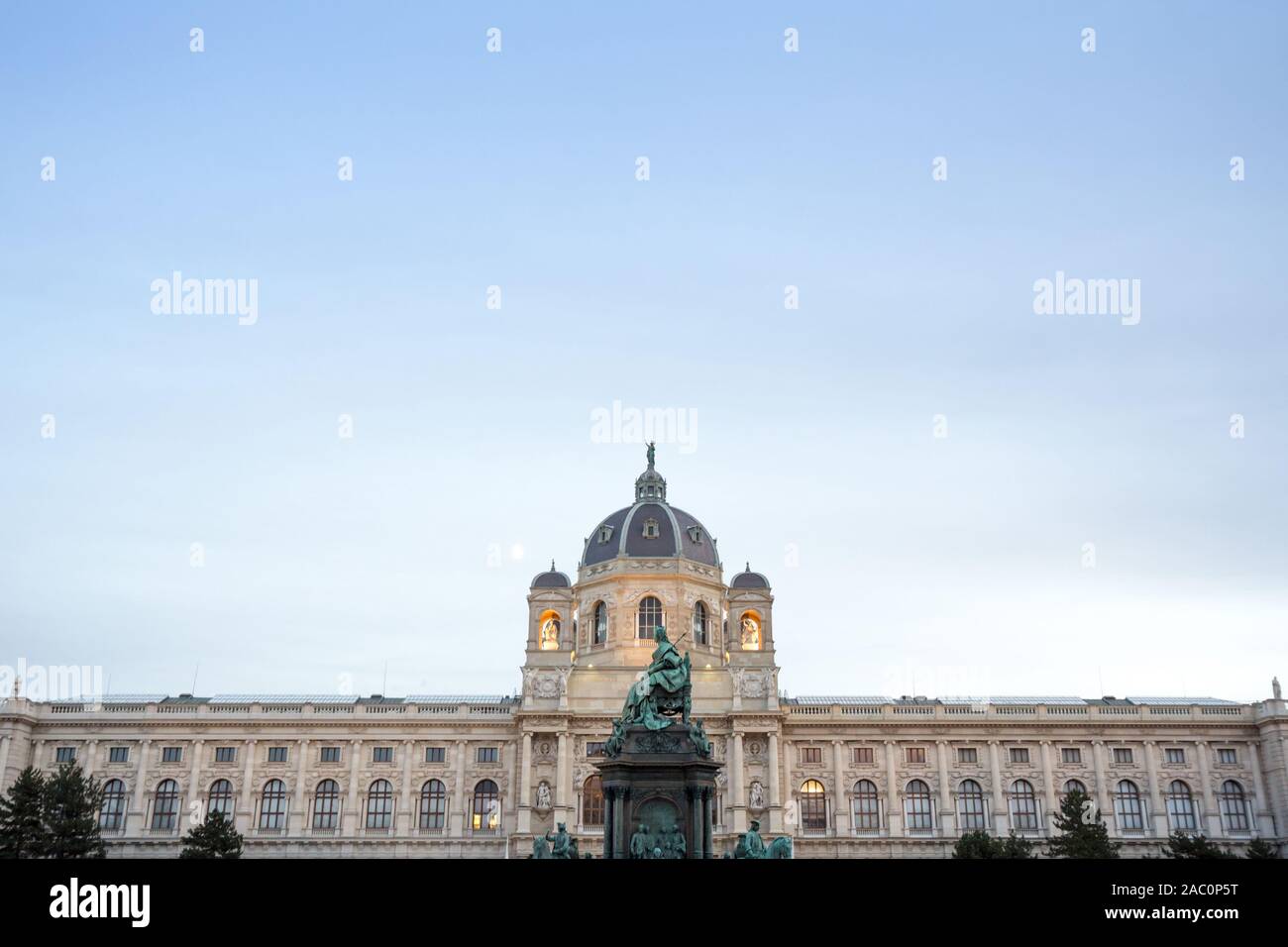 Kaiserin Maria Theresia Statue, im 19. Jahrhundert gebaut, auf Maria ... Kaiserin Maria Theresia Statue, im 19. Jahrhundert gebaut, auf Maria ...