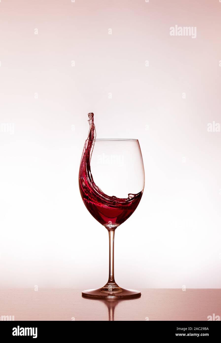Glas Rotwein - das Glas halb voll - das Glas halb leer - Spritzer Wein ...