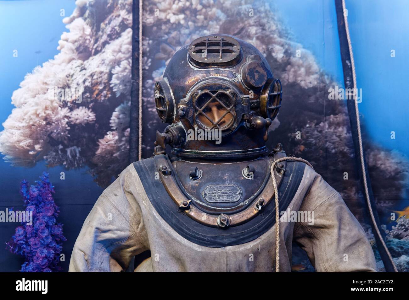 Alte vintage diving Helm mit einem dummy dummy im Inneren. Rostig und ...