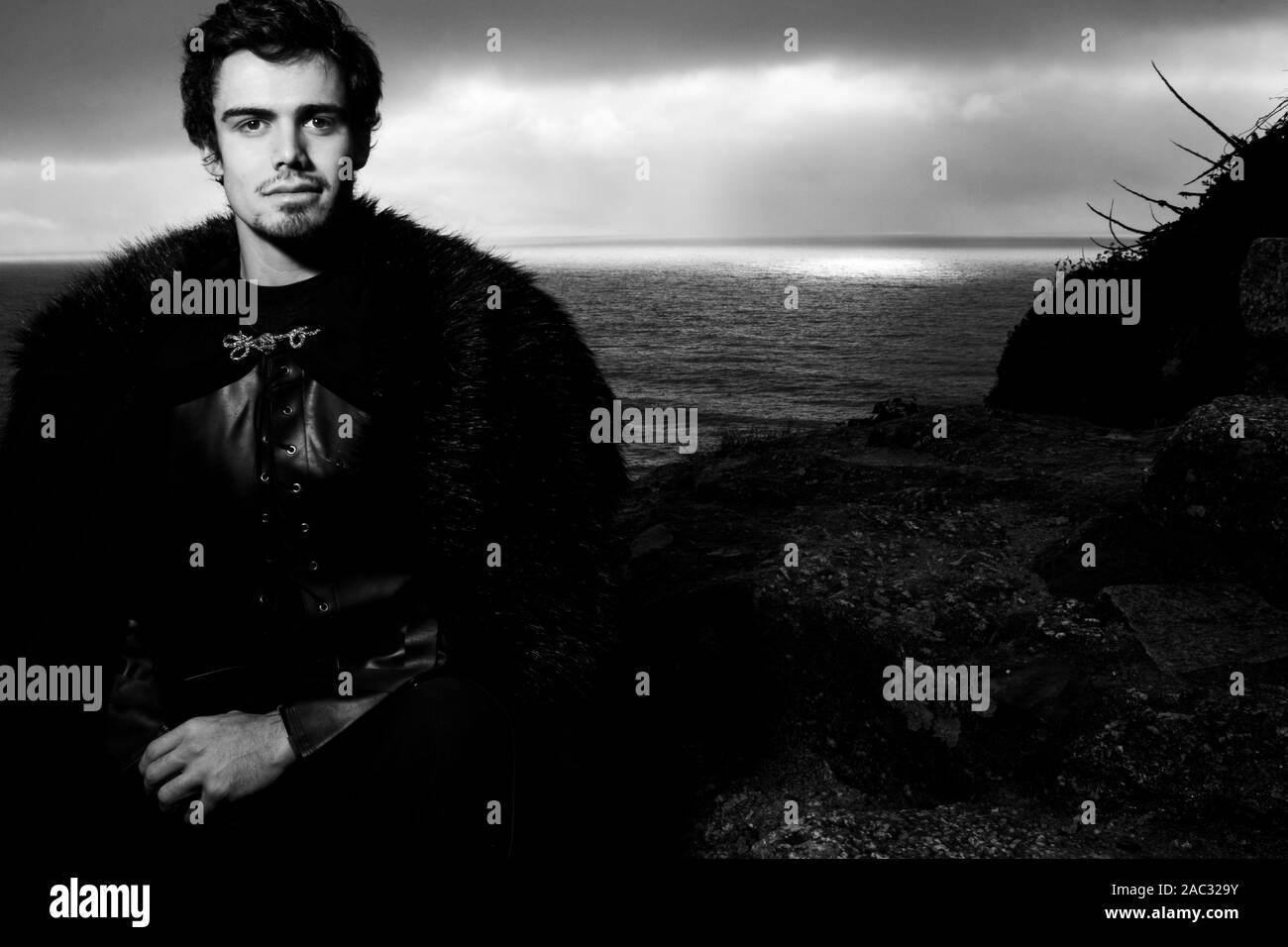 Portrait von stattlichen Ritter mit Spitzbart und pelzmantel an Kamera ...