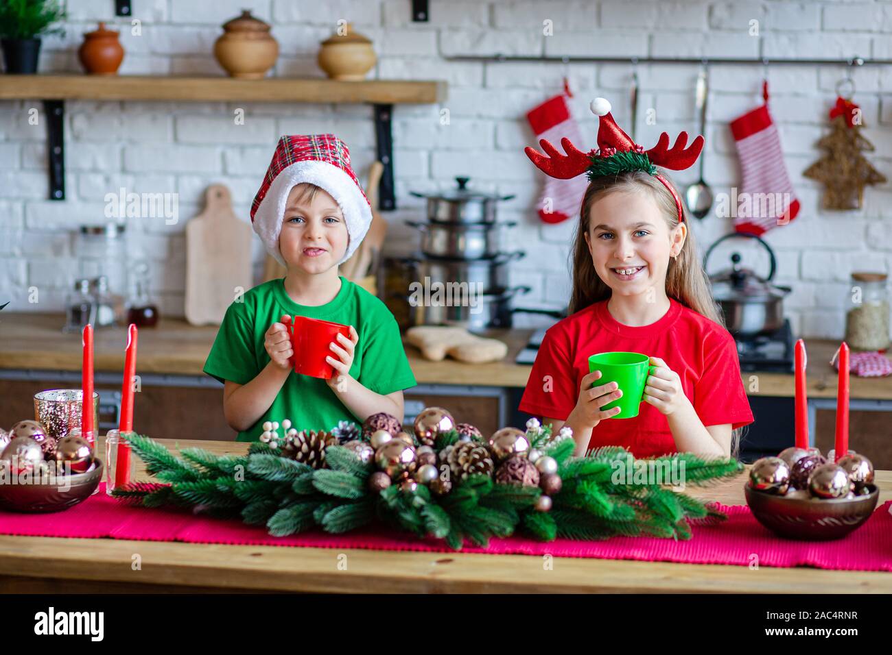 Guten Morgen. Bruder und Schwester trinken Kaffee am Küchentisch mit ...