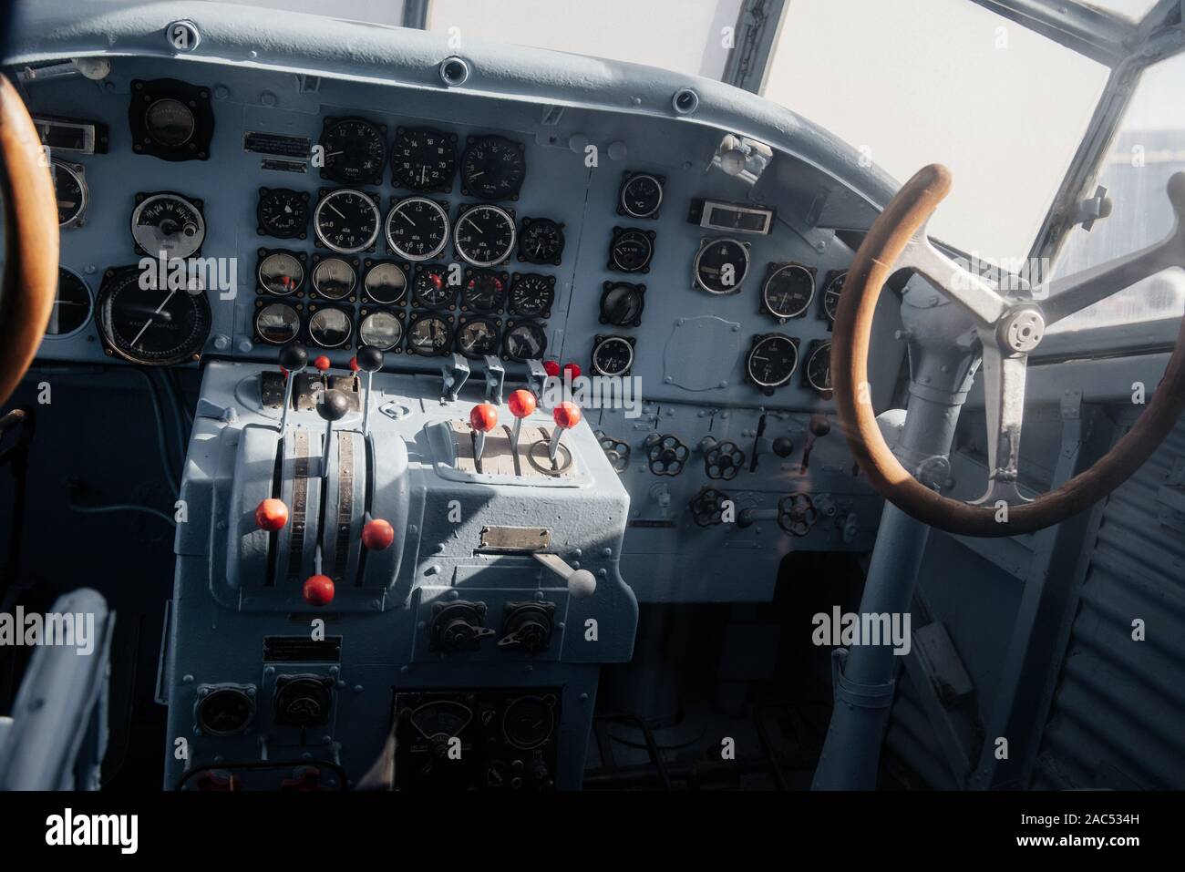 Alte flugzeug cockpit instrumente -Fotos und -Bildmaterial in hoher ...