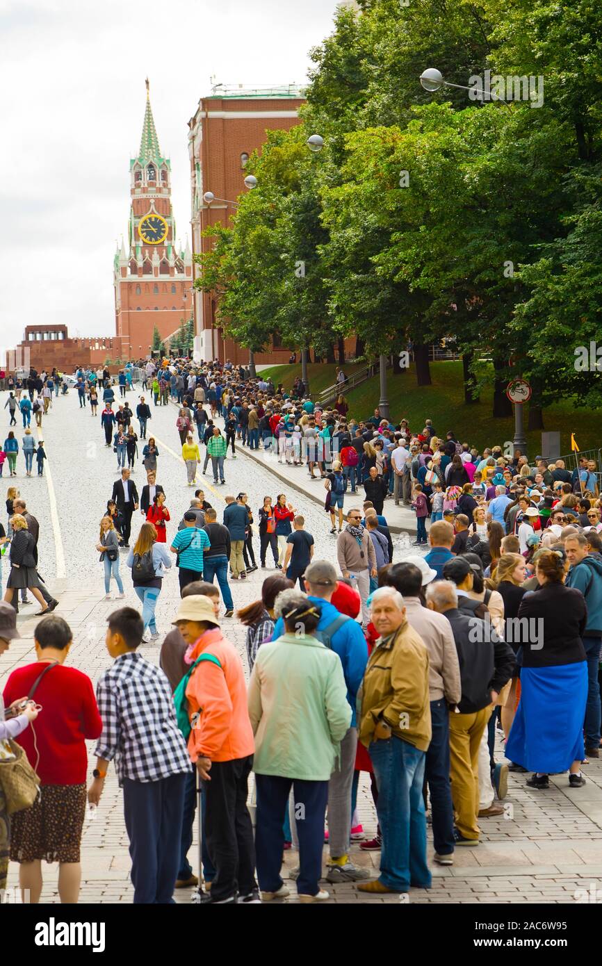 Moskau, Russland - Juli 10, 2019: Die Menschen warten in langen Linie ...