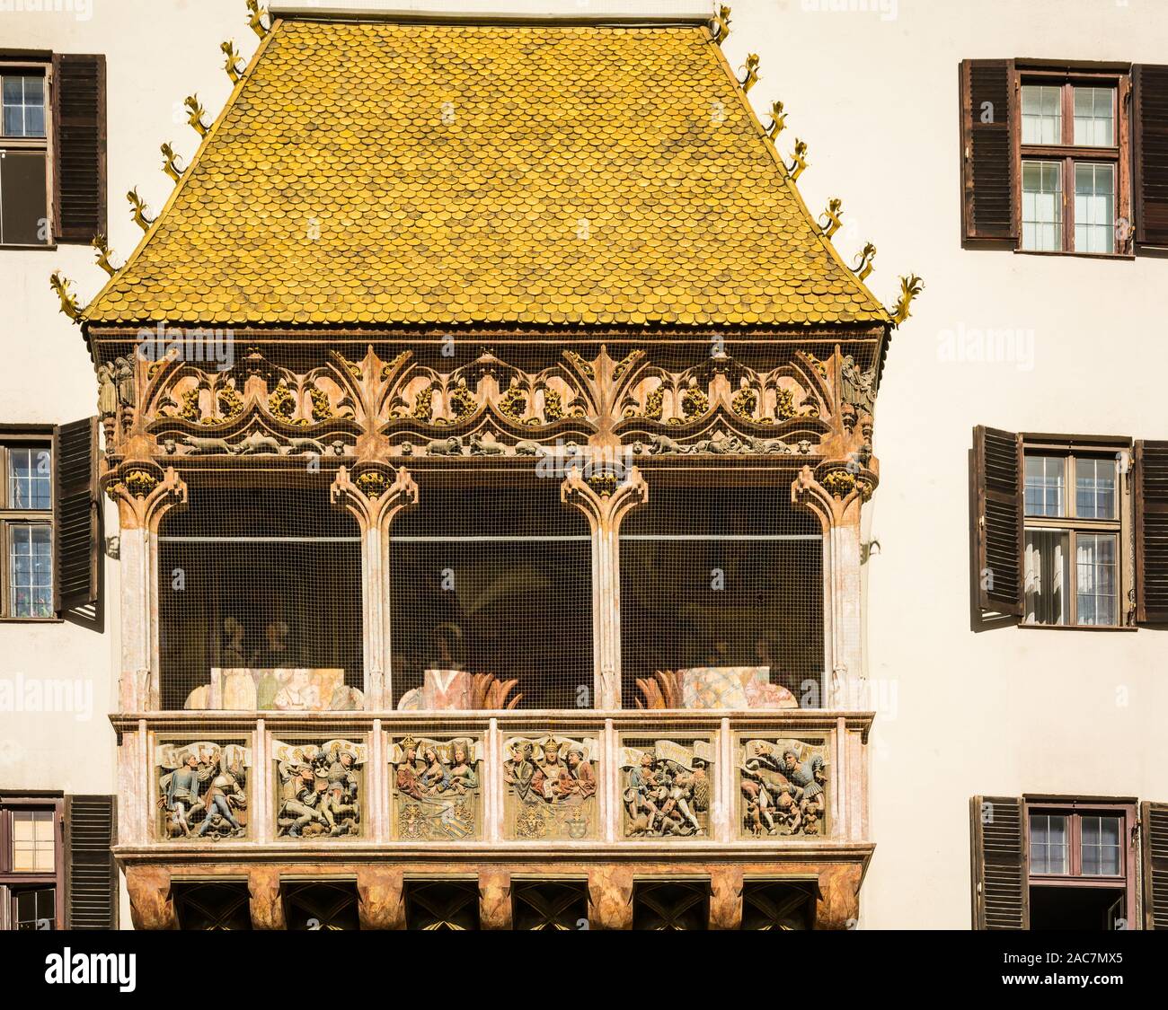 Detail der berühmten Goldenen Dachl Innsbruck in Österreich. Das ...