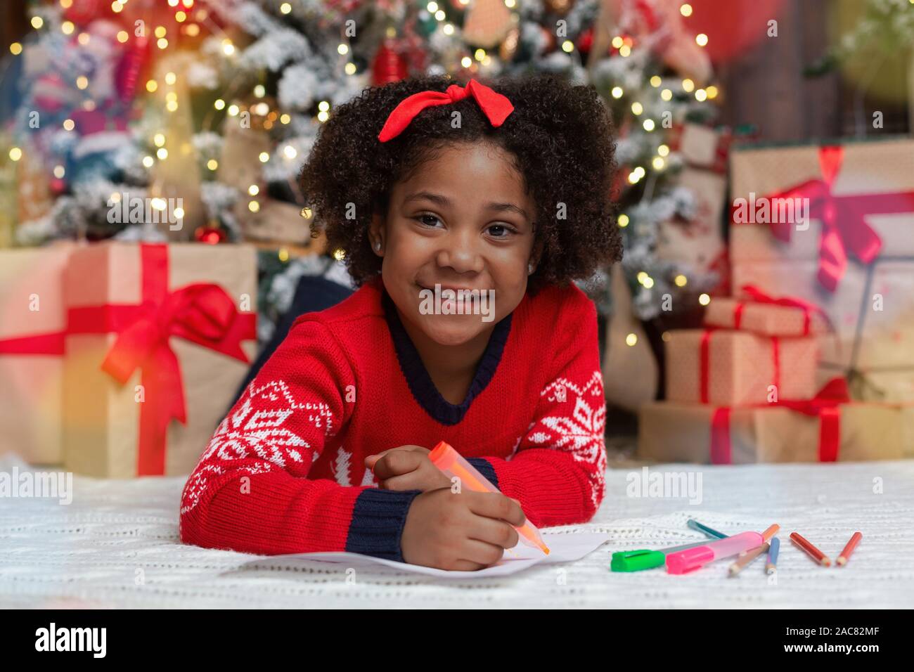 Schwarzes mädchen schreiben -Fotos und -Bildmaterial in hoher Auflösung – Alamy