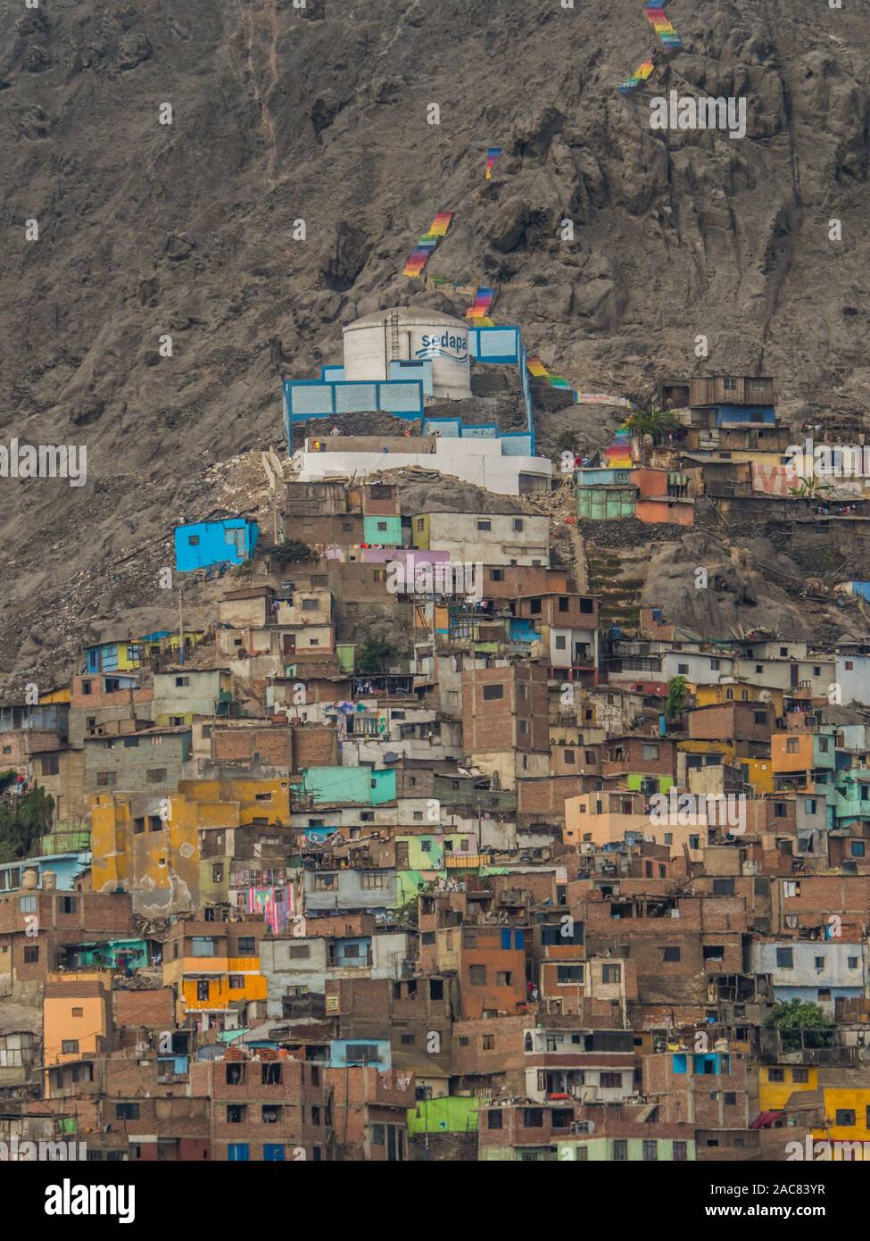 Lima, Peru - 07 Dezember, 2018: Teil des Slums an der Seite des Cerro ...