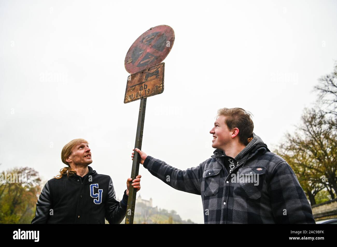 01 November 2019, Bayern, Würzburg: Mario Schrader (r) und Walter ...