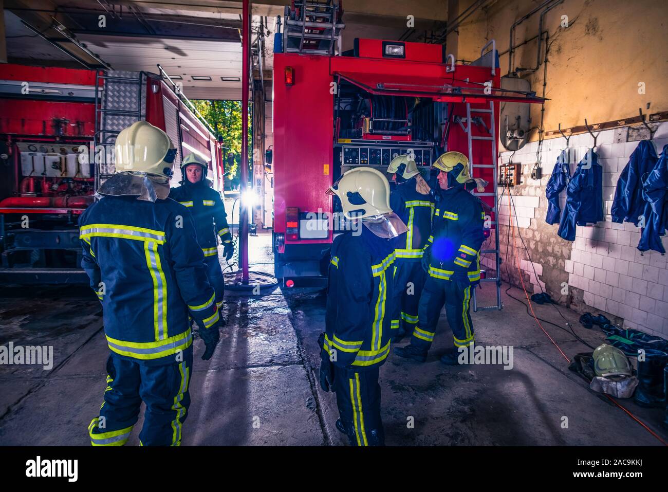 Gruppe der Feuerwehrmänner, die Vorbereitung und Prüfung von Druck und ...