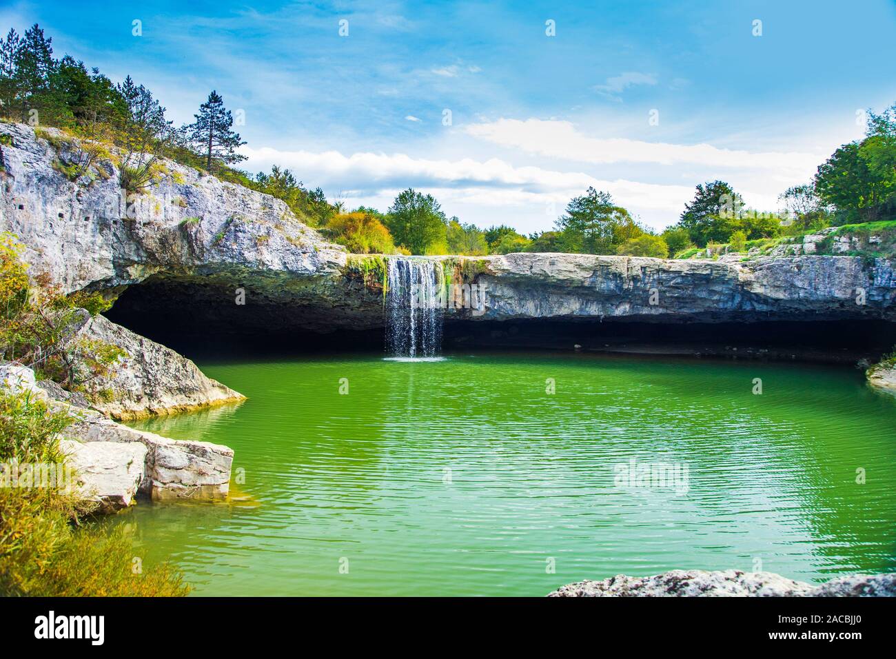Schöne kleine Wasserfall Benders Krov auf Pazincica River in der Nähe ...