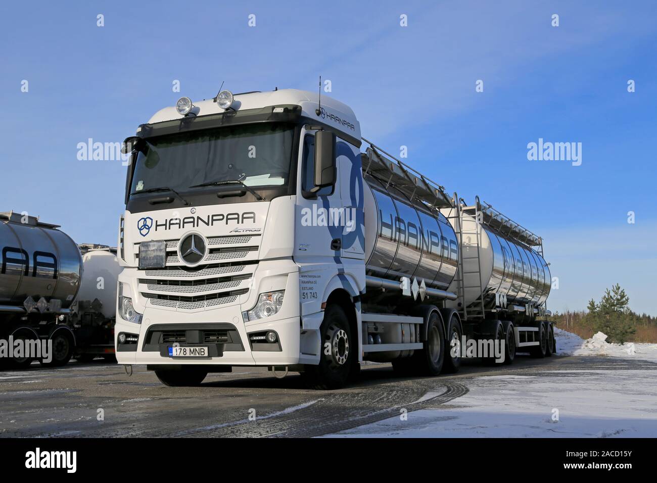 Mercedes benz lkw tanker -Fotos und -Bildmaterial in hoher Auflösung ...