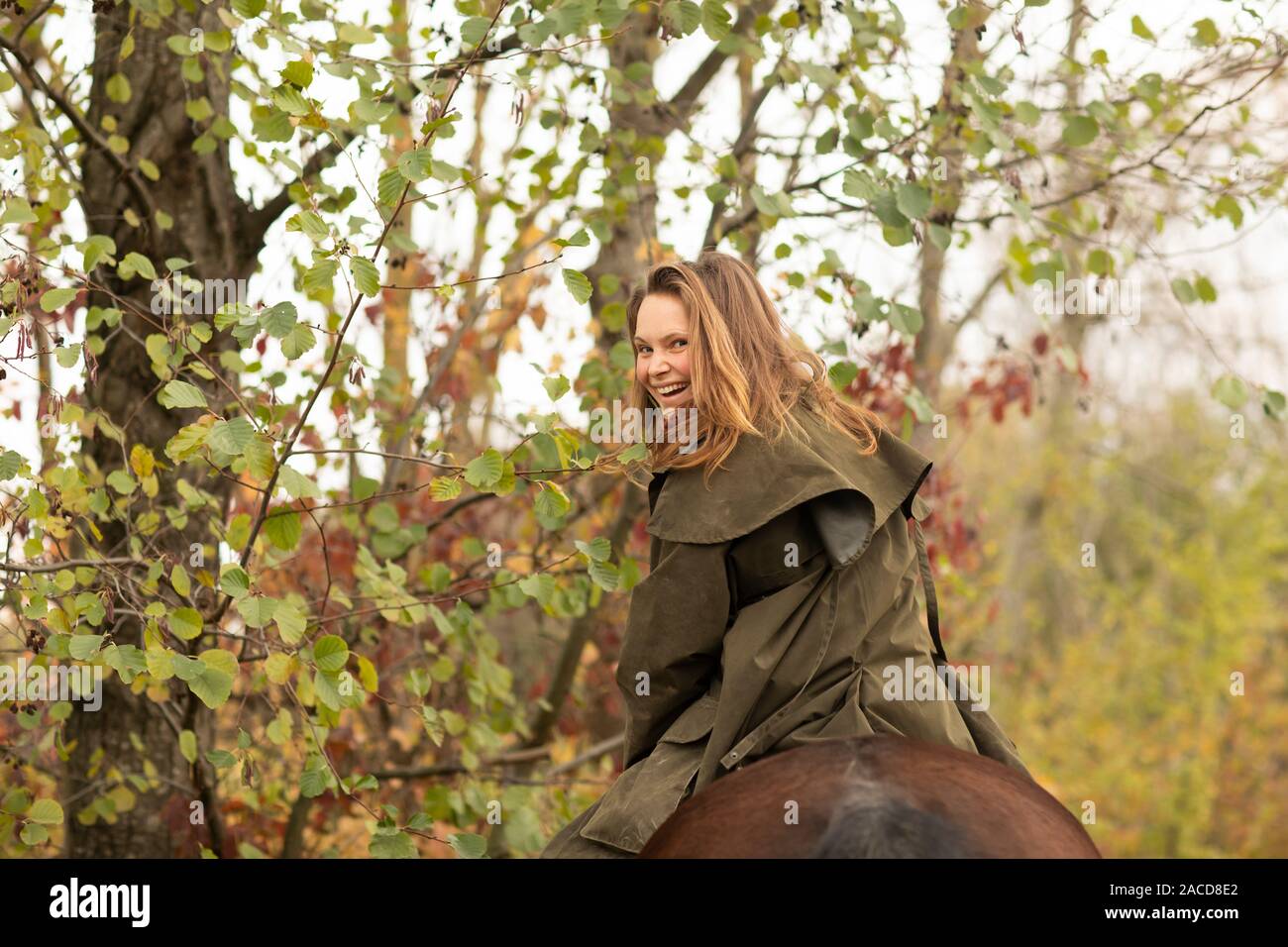 Reiterin im herbst -Fotos und -Bildmaterial in hoher Auflösung – Alamy