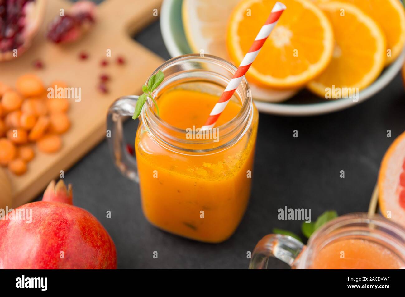 Papier stroh -Fotos und -Bildmaterial in hoher Auflösung – Alamy