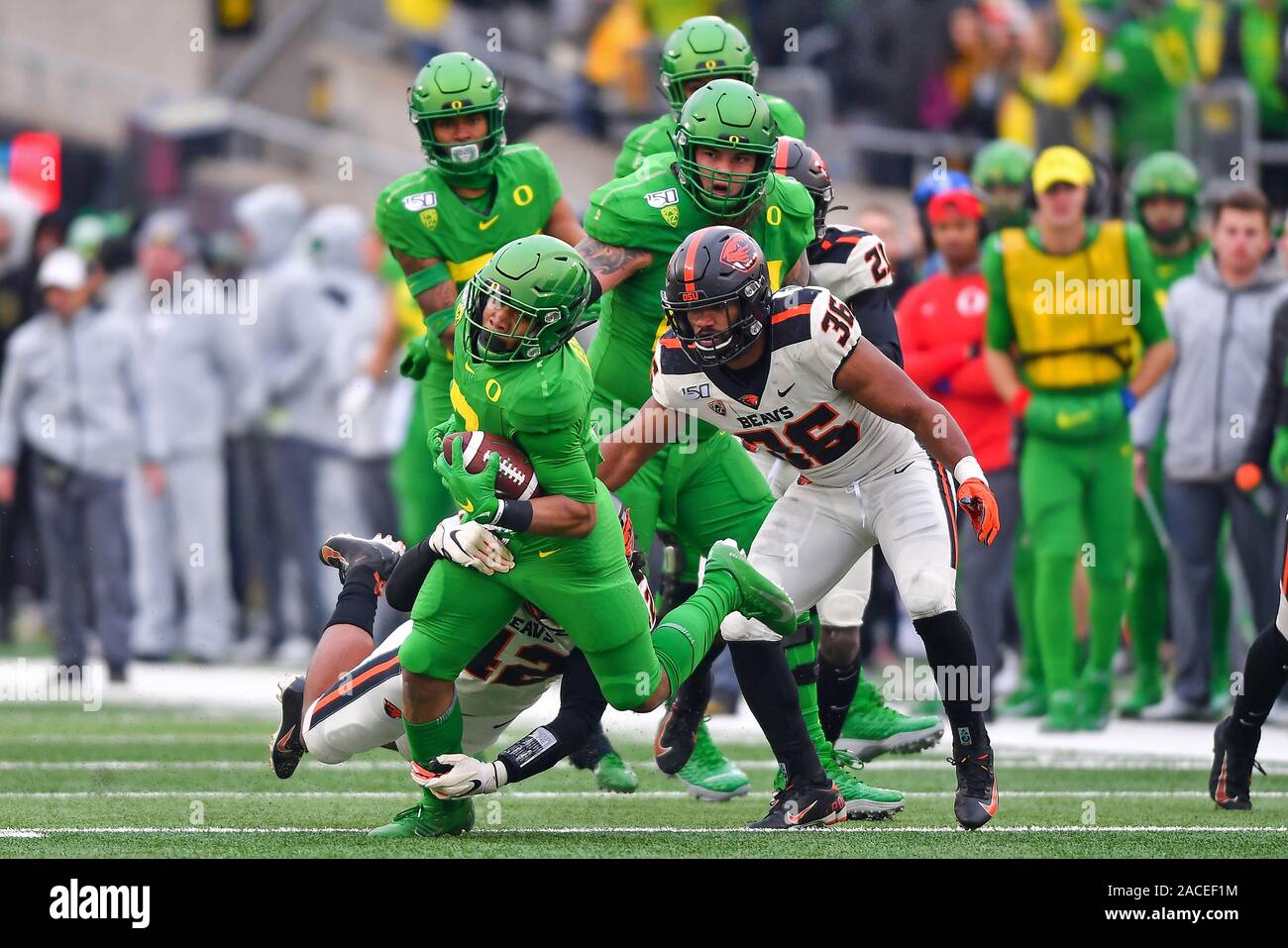Oregon Ducks zurück laufen CJ Verdell (7) Läuft die Kugel gegen Oregon ...