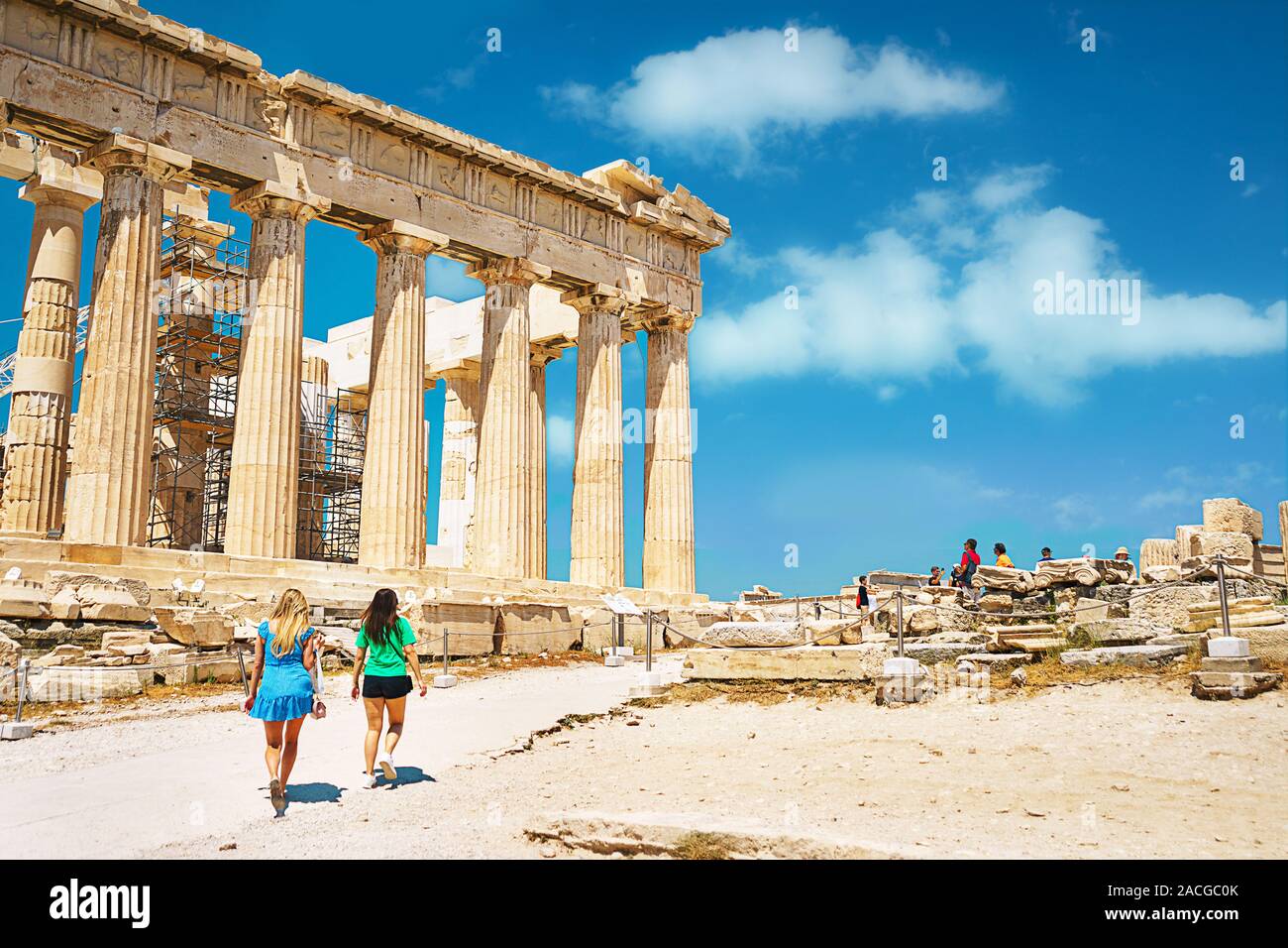 Antike Tempel Parthenon im Akropolis Athen Griechenland und zwei junge ...