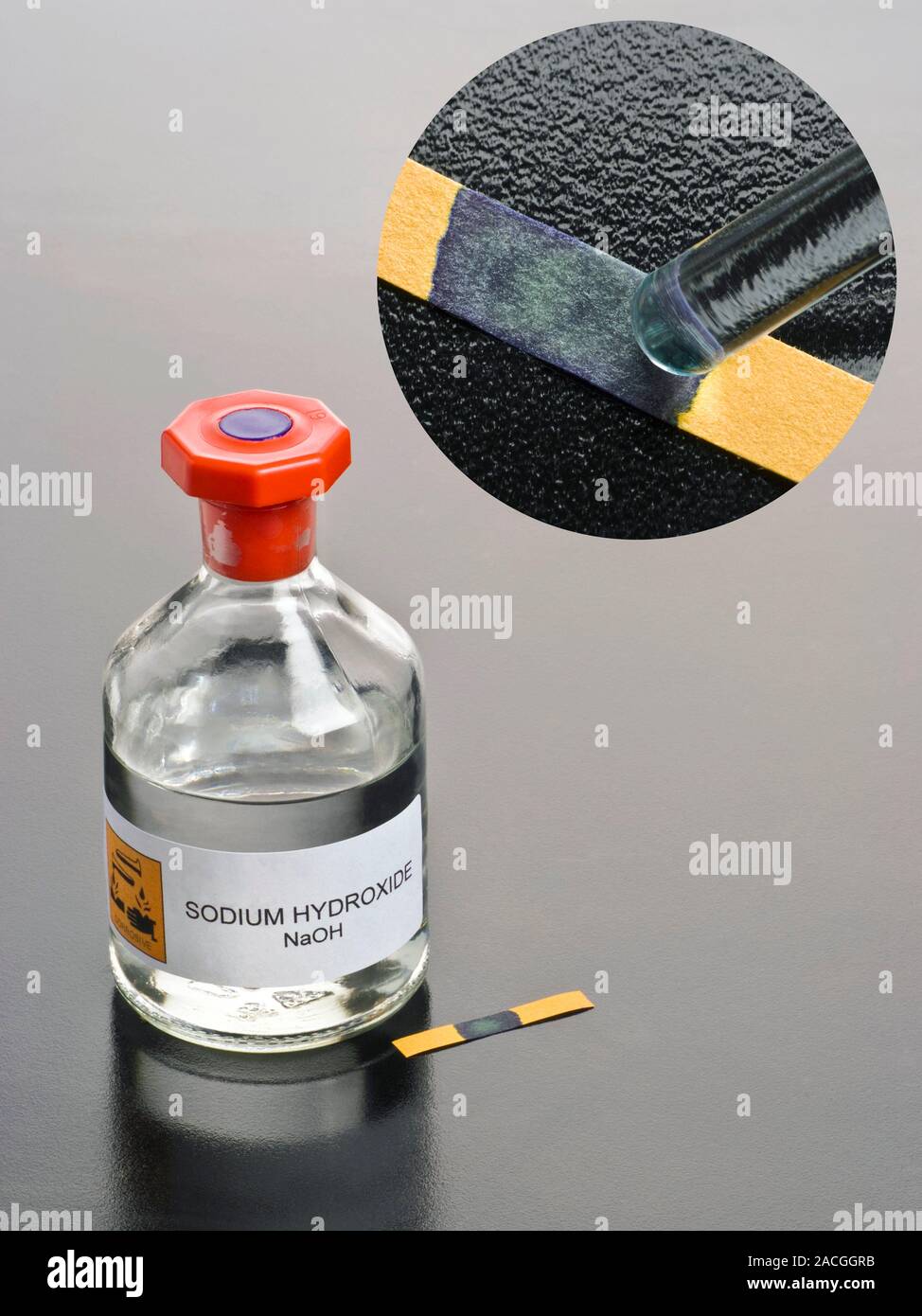 PH-Wert von Natriumhydroxid geprüft wird mit universal Indikatorpapier ...