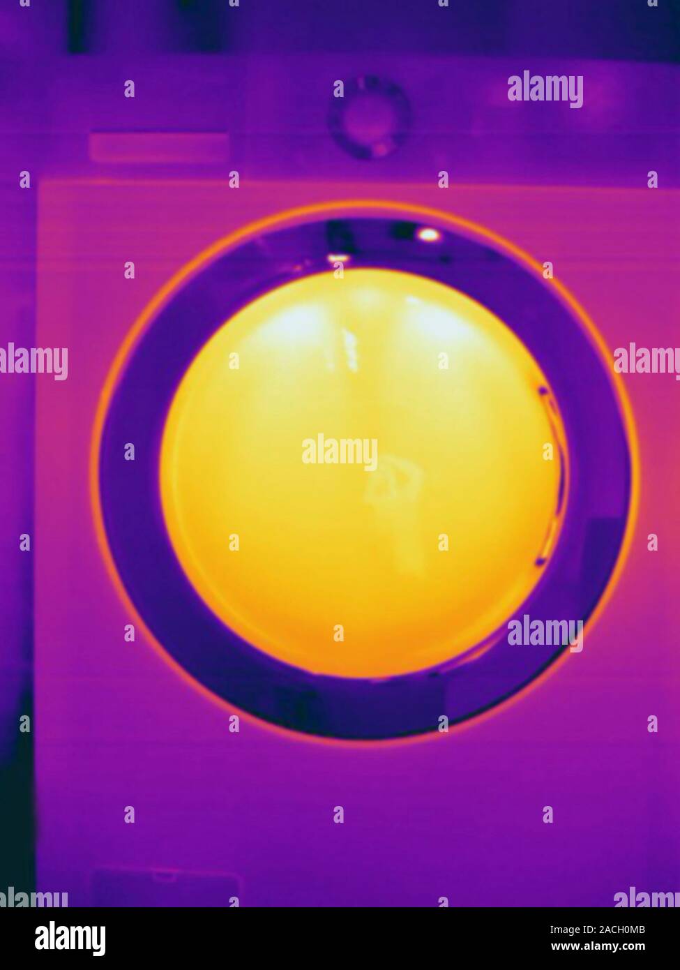 Thermogramm einer Waschmaschine im Einsatz, mit heißem Wasser. Die ...